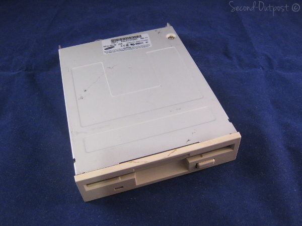 Samsung SFD 321B KE - 1.44mb Internal Floppy Disk Drive - UDS Store